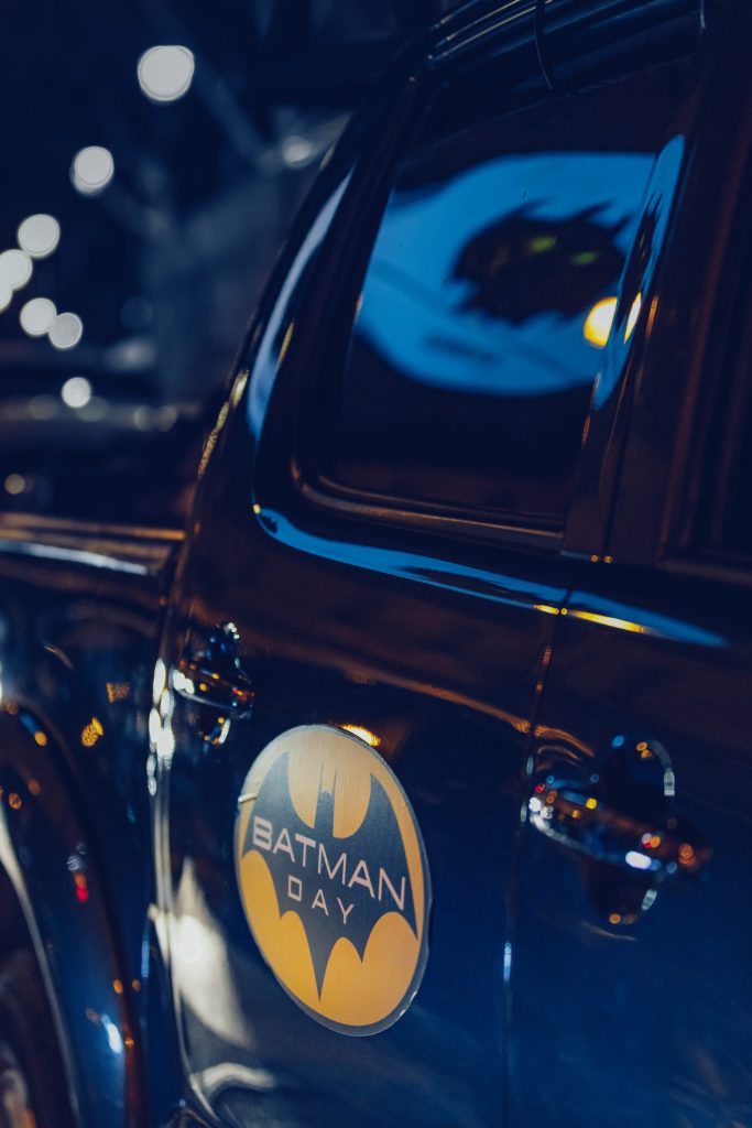 A Paris, Warner Bros projette les logos Batman dessinés par des fans