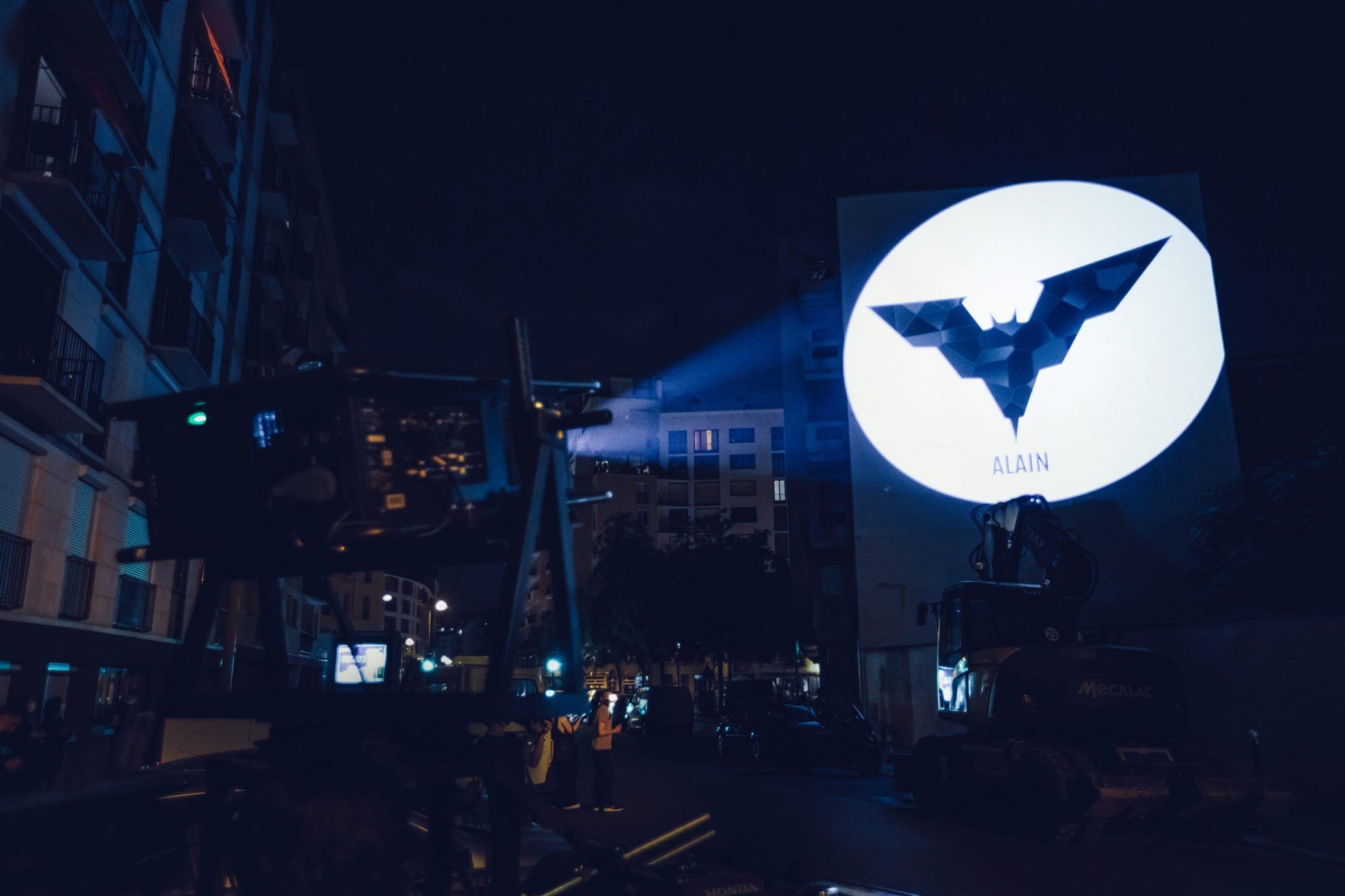 A Paris, Warner Bros projette les logos Batman dessinés par des fans