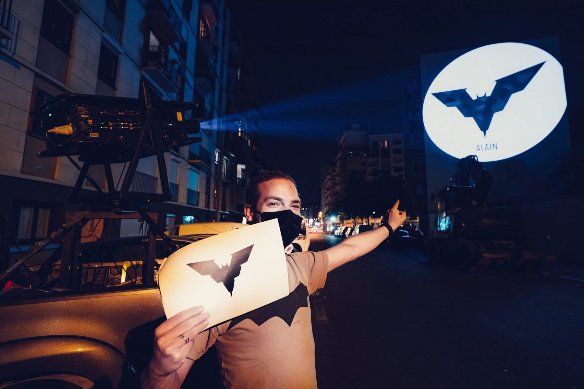 A Paris, Warner Bros projette les logos Batman dessinés par des fans