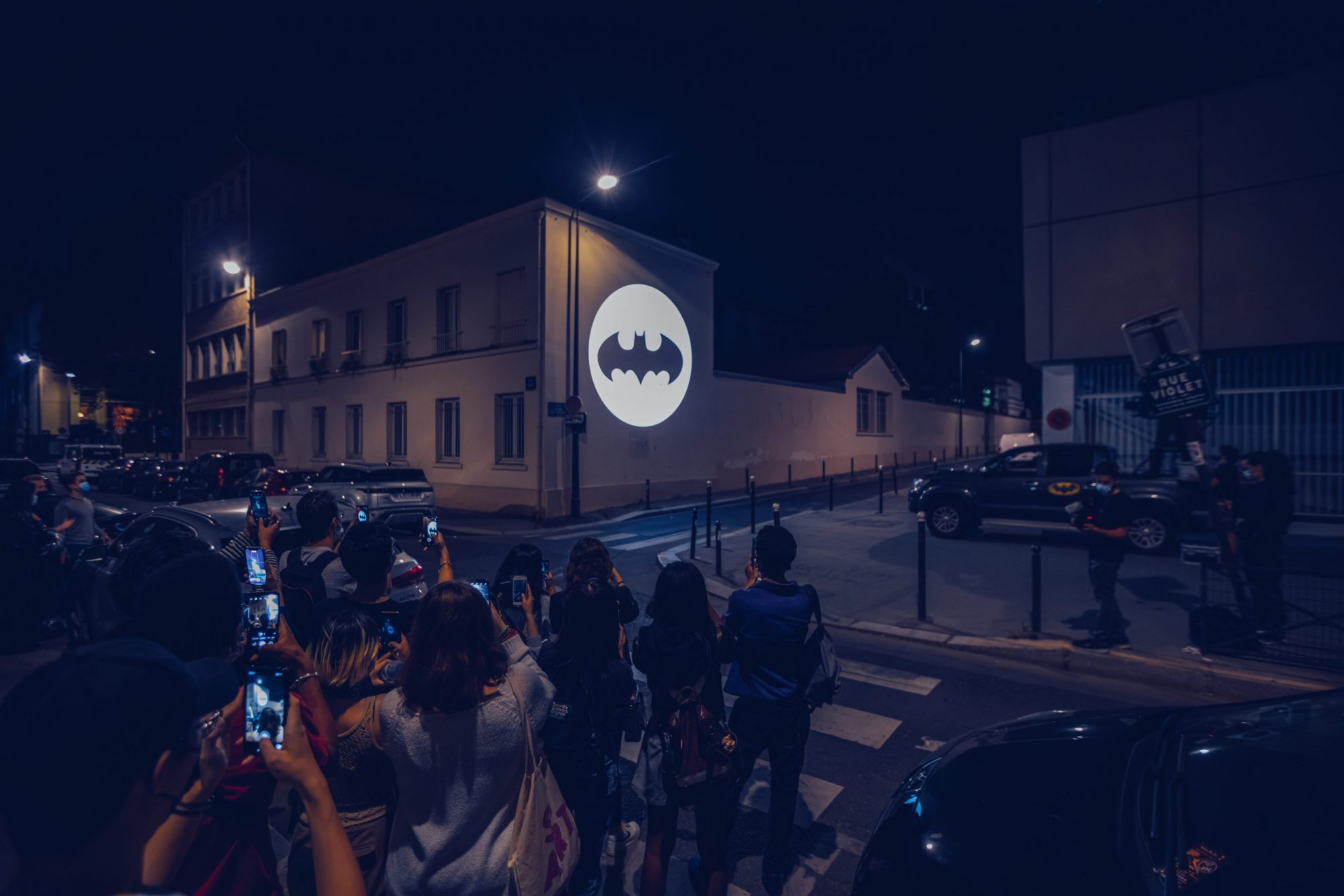 A Paris, Warner Bros projette les logos Batman dessinés par des fans