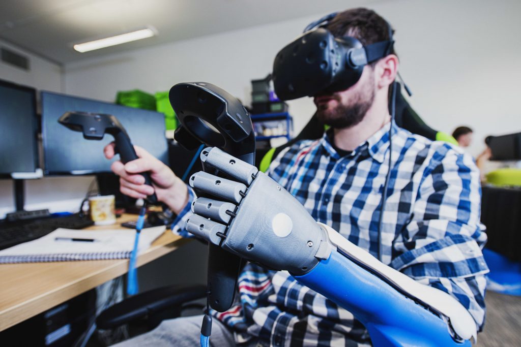 "Hero Arm" : une prothèse avant-gardiste par Open Bionics et Konami